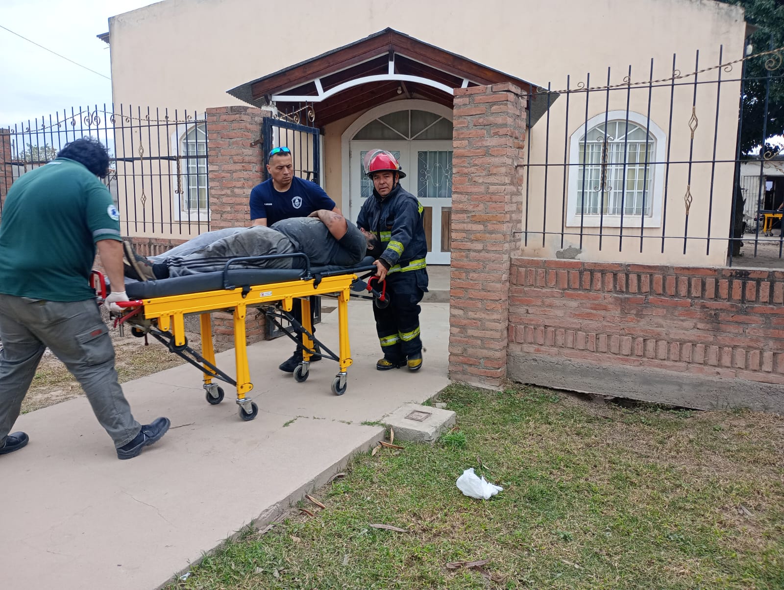 Un techo cayó de golpe y cuatro obreros sufrieron graves heridas en ...