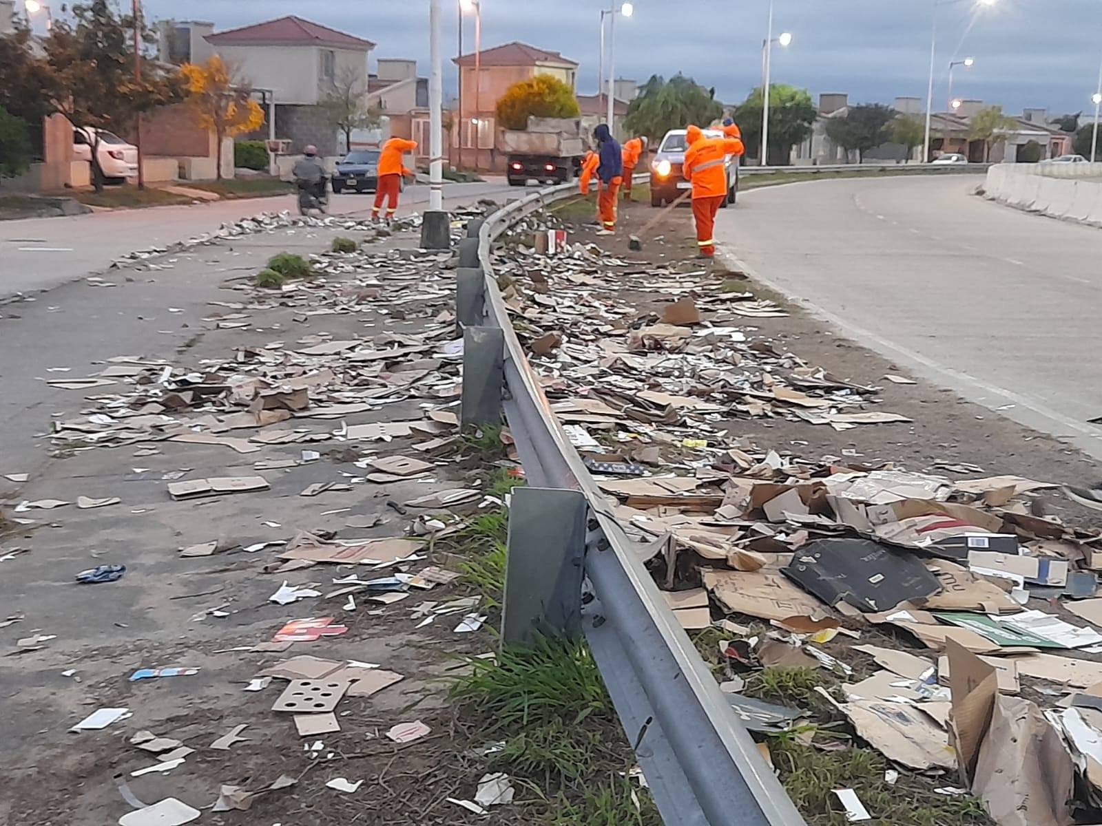 La avenida Núñez del Prado estuvo tapada en cartones que cayeron de un ...