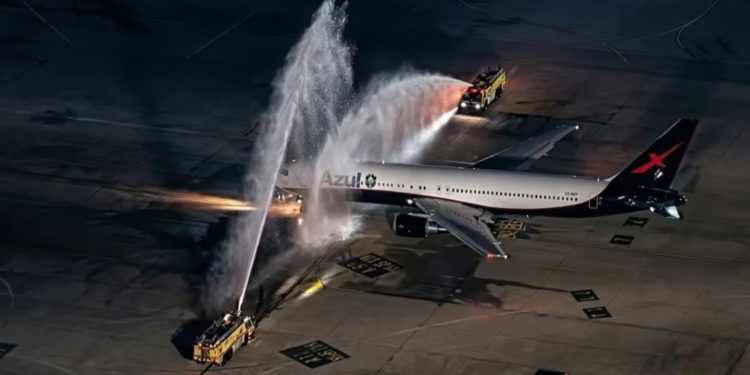 El particular bautismo al avión de la Selección de Brasil rumbo al ...
